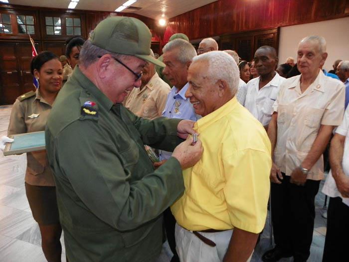 Imagen: Tras recibir la medalla de manos de Expósito Canto, el general ...
